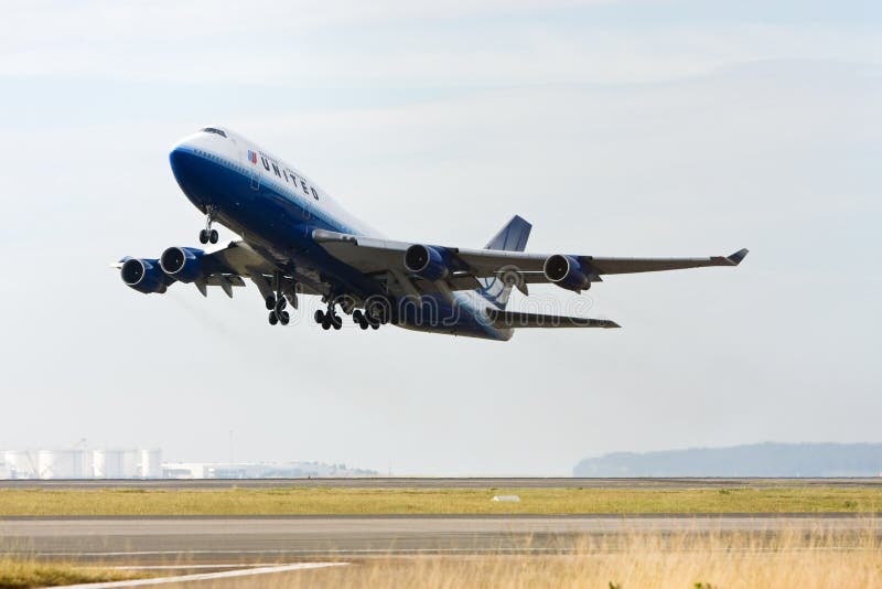 United Airlines Boeing 747 Taking Off Editorial Stock Image - Image of ...
