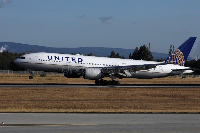 United Airlines Plane Taking Off from Runway Editorial Photography ...
