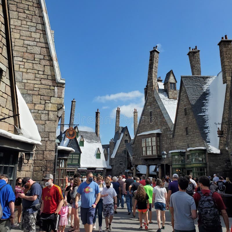 Crowd of People at Hogwarts at Universal Studios Orlando Editorial ...