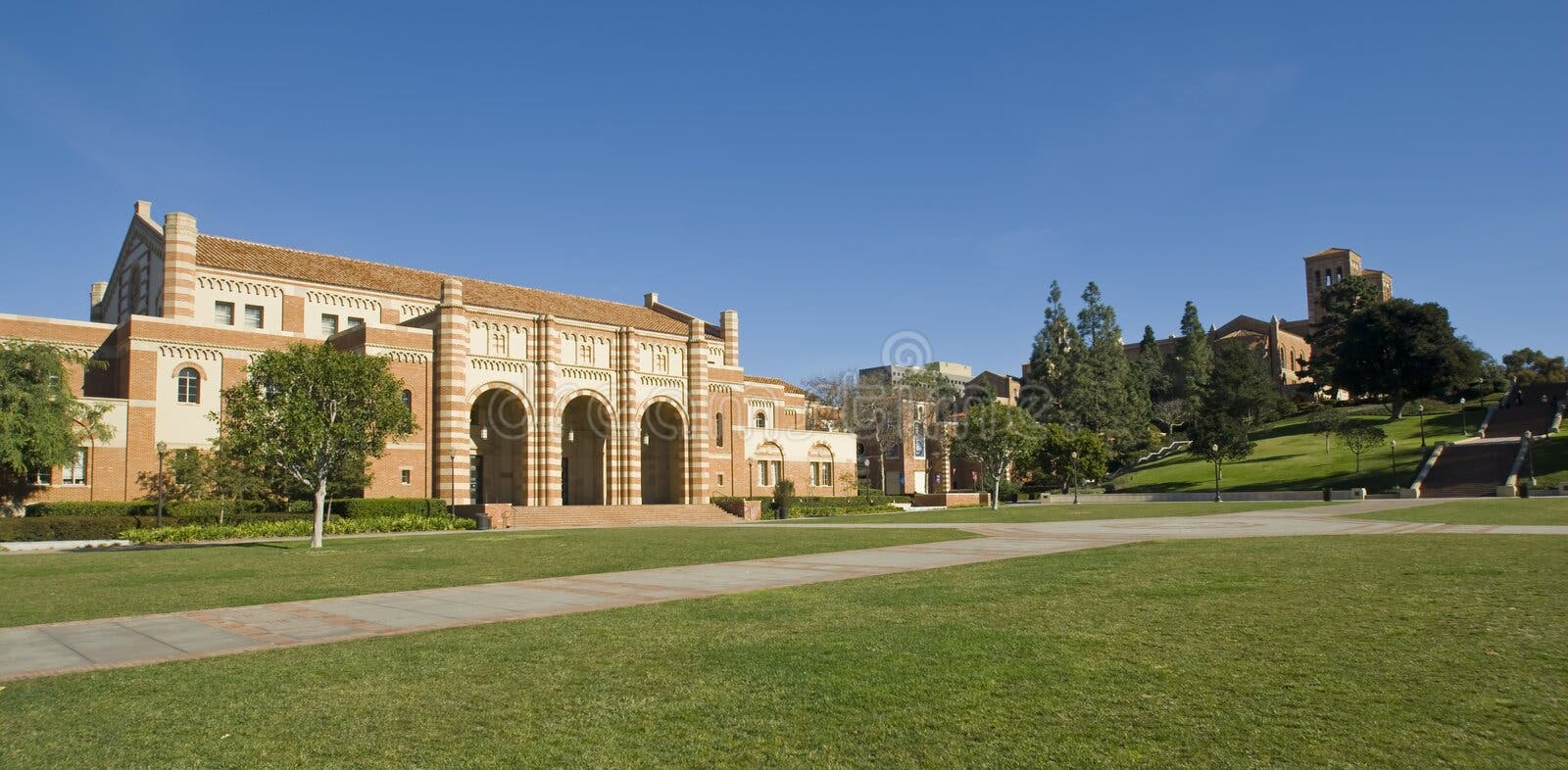 University College Campus Lawn Editorial Image - Image of dorm ...