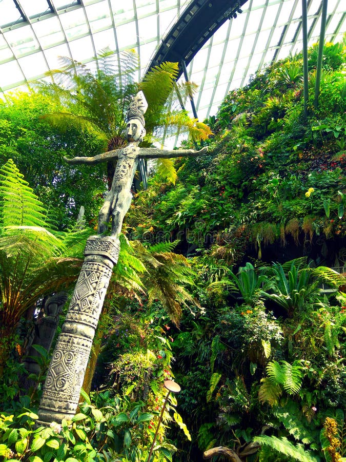 Unknown Statue and Flora in Indoor Park Stock Image - Image of plant, nature: 210081381