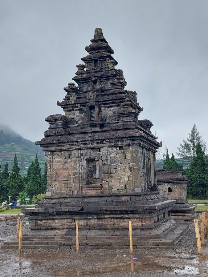 Uno De Los Templos Del Complejo Del Templo Pandawa Dieng Imagen de ...