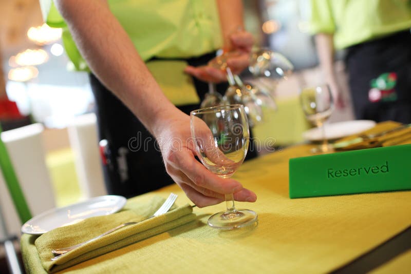 Uno Dei Camerieri Sta Servendo Il Posto Della Cena in Un Ristorante ...