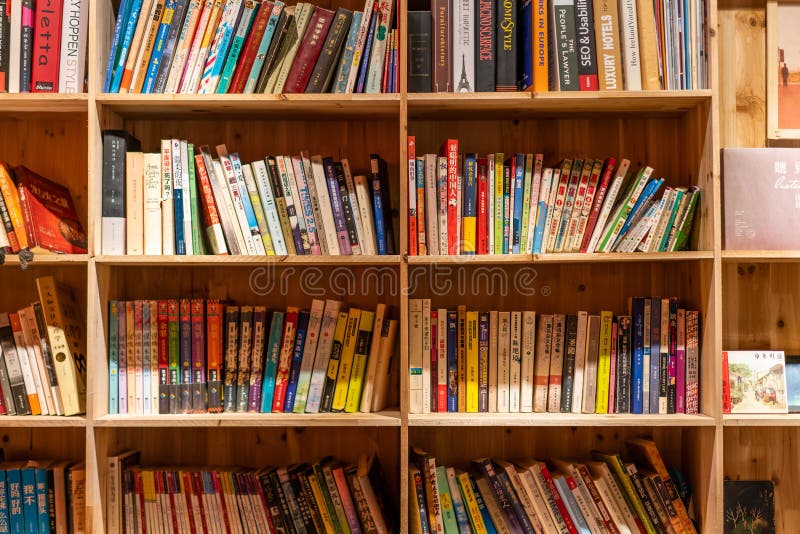 Scaffale In Pieno Delle Matasse Dei Fili Colorati Di Lana E Di Cotone ...