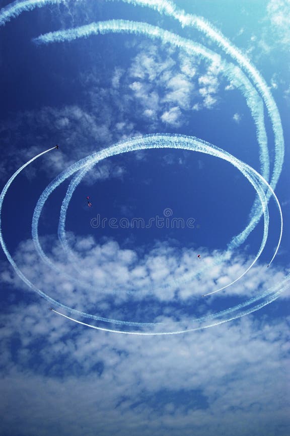 Unten sich winden stockbild. Bild von blau, himmel, spirale - 6084331