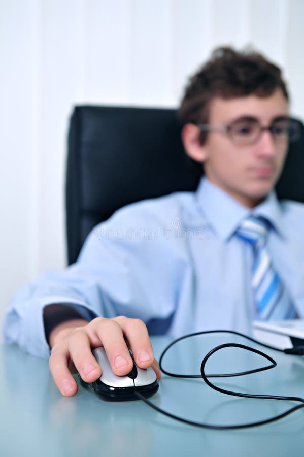 Unter Verwendung Des Computers Stockbild - Bild von steuerung, internet ...