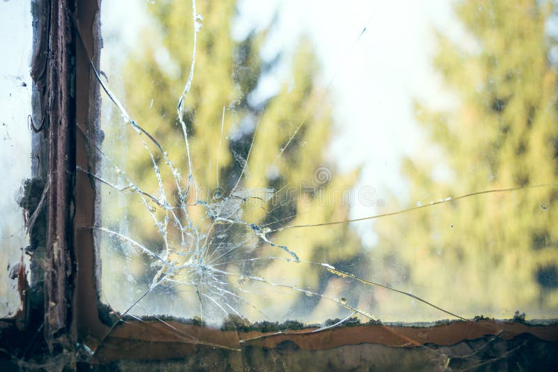 Unterbrochene Scheibe Des Glases Stockfoto - Bild von gebrochen ...