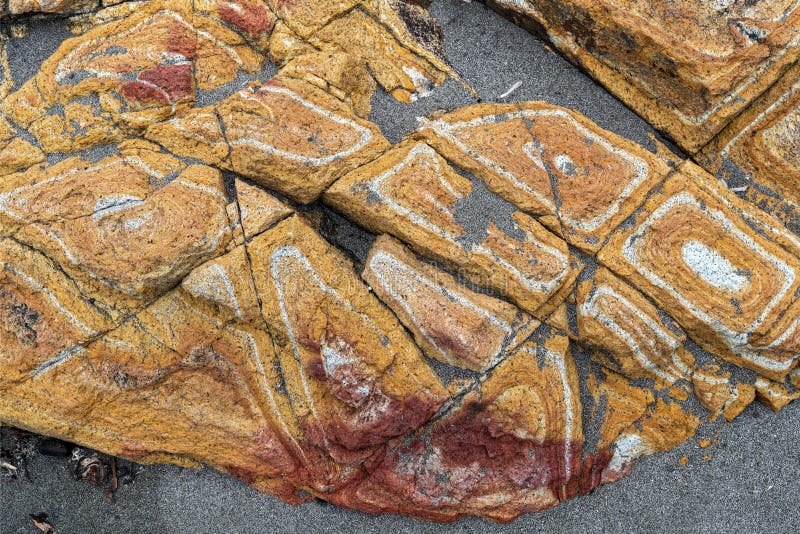 Unusual Geometric Patterns in the Rocks on the Beach at Harris Beach ...