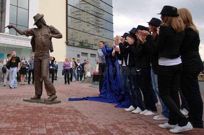 Unveiling of Monument To Michael Jackson. Editorial Stock Image - Image ...