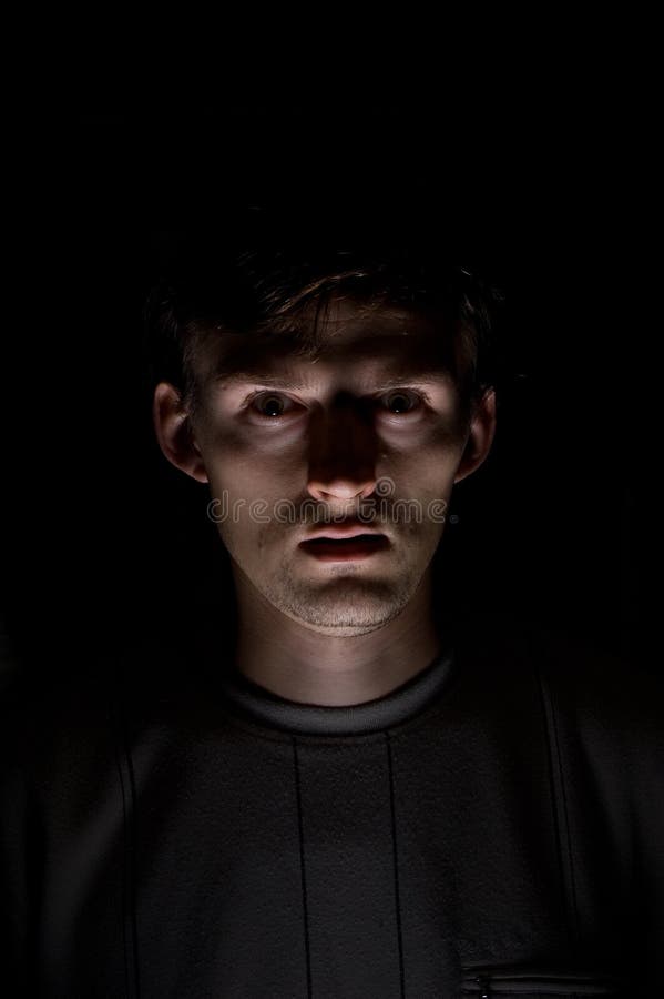 Uomini caucasici cupi immagine stock. Immagine di nerezza - 8853877
