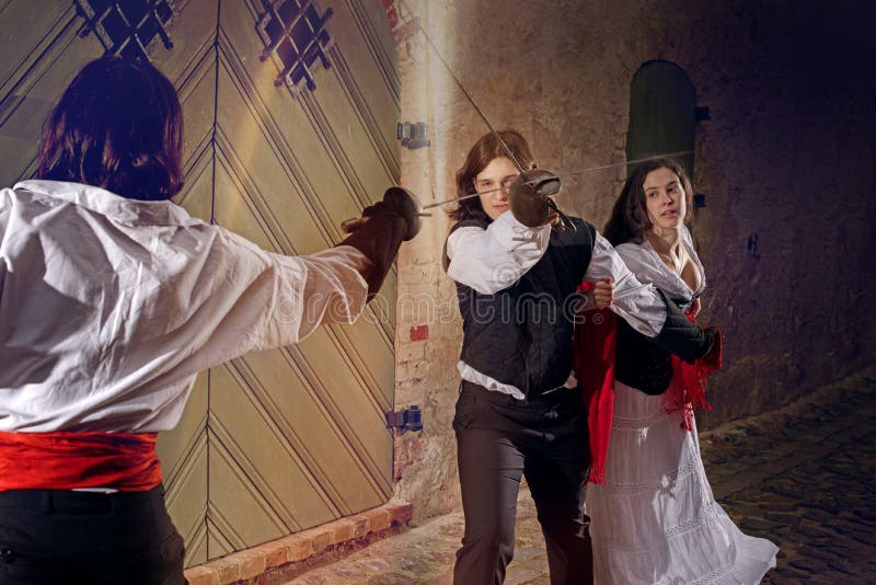 Combattendo con le spade fotografia stock. Immagine di uomini - 62569098