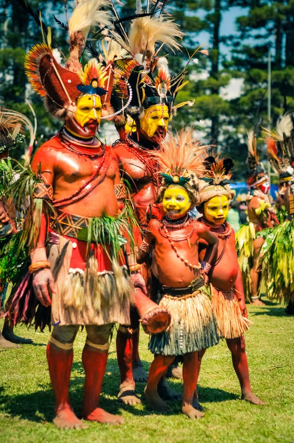 Uomini E Ragazzi in Papuasia Nuova Guinea Fotografia Editoriale ...