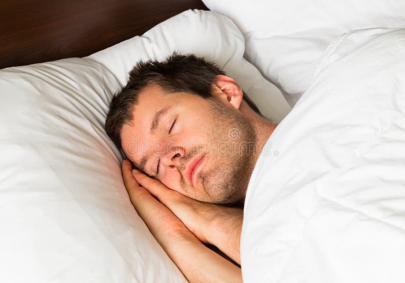 Uomo Addormentato a Letto Con Il Suo Braccio Su Fotografia Stock ...