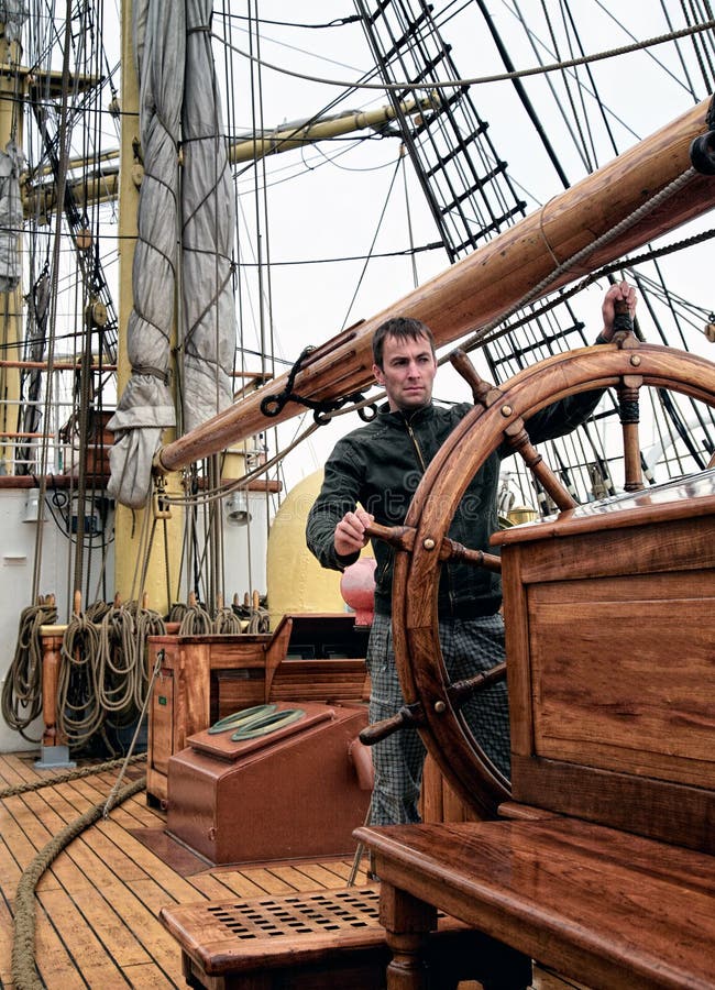 Uomo al timone fotografia stock. Immagine di mare, nautico - 17049524