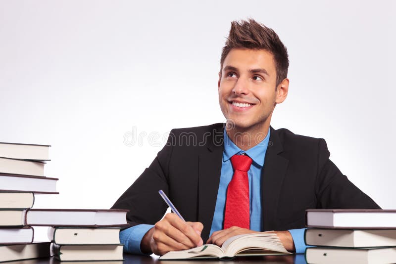 Uomo Allo Scrittorio Che Pensa & Che Scrive Fotografia Stock - Immagine ...