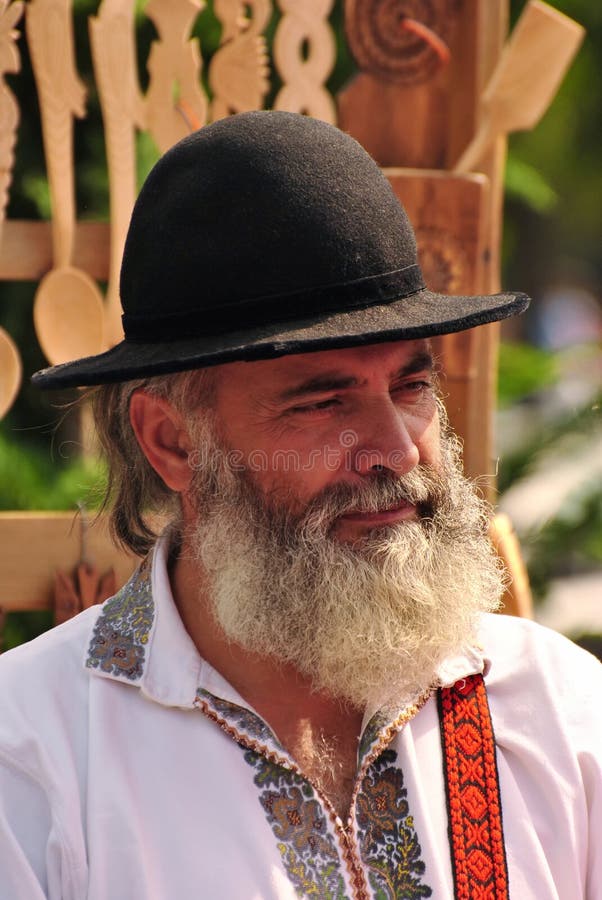 Uomo In Costume Tradizionale Rumeno Fotografia Editoriale - Immagine di ...