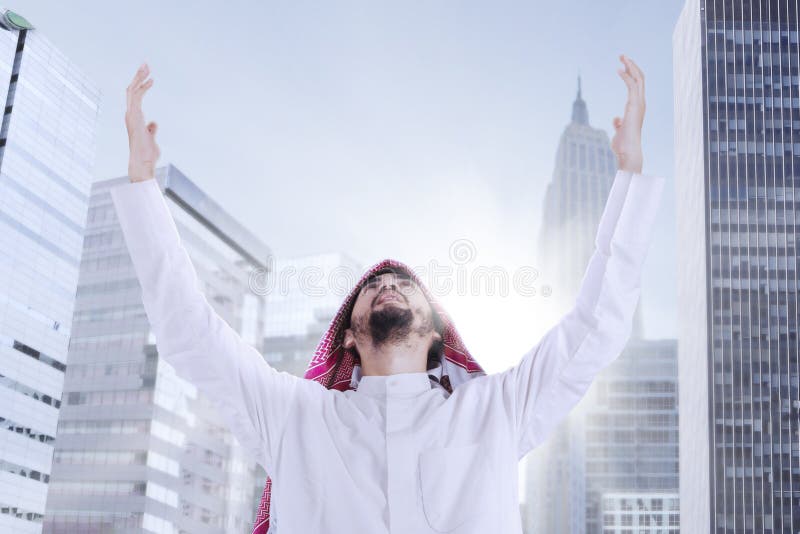 Uomo Arabo Che Prega Nella Città Immagine Stock - Immagine di uomo ...