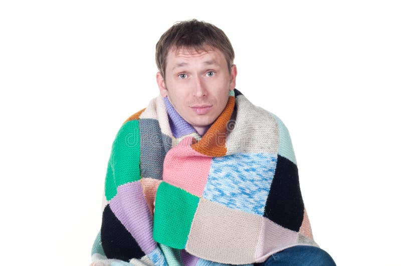 Uomo Avvolto in Una Coperta Calda Che Trema Dal Freddo Immagine Stock ...