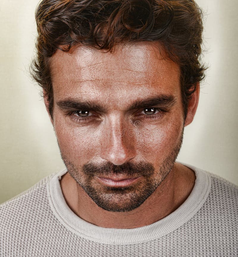Uomo italiano bello immagine stock. Immagine di sfondo - 33582975