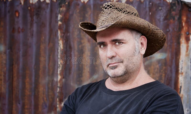 Un Uomo Con La Barba in Un Cappello Da Cowboy Bianco Fotografia Stock ...