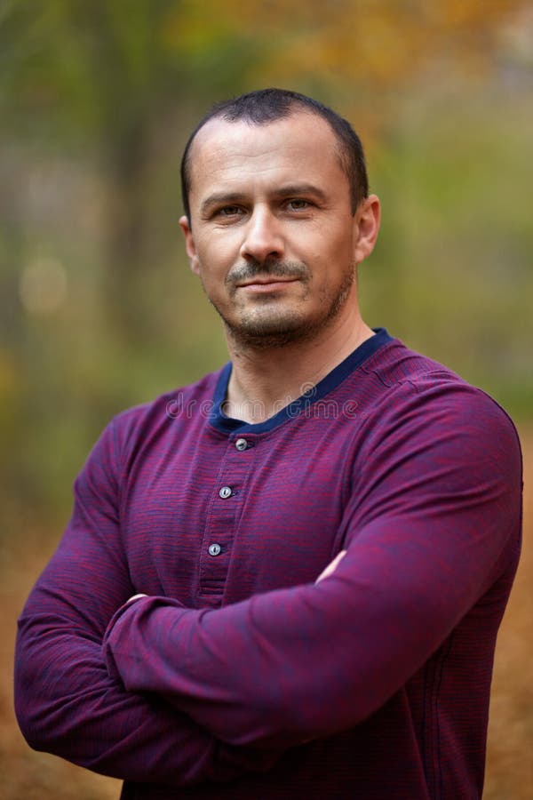 Uomo Caucasico Bello Nel Suo 40s Immagine Stock - Immagine di uomo ...