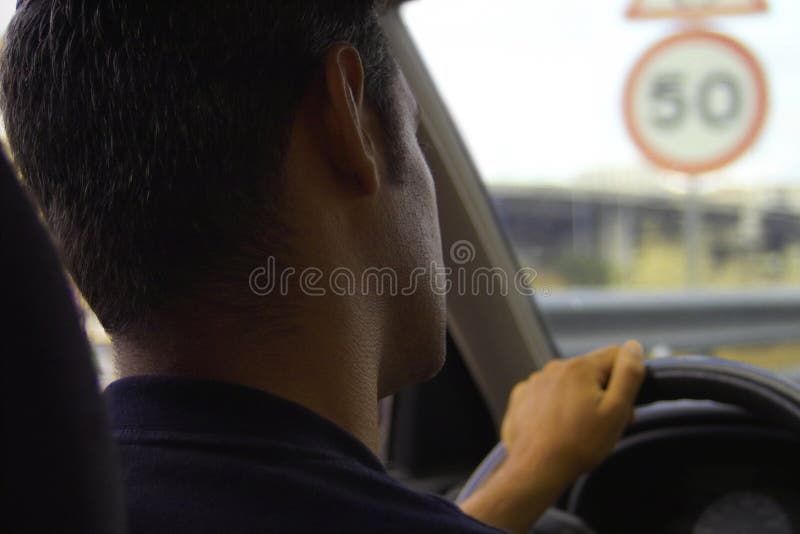 Uomo Che Conduce Automobile Fotografia Stock - Immagine di uomo, strada ...