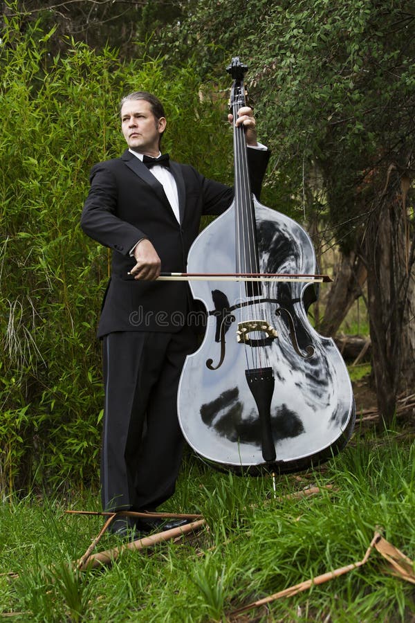 Uomo Con Il Contrabbasso Che Fa Una Pausa L'oceano Immagine Stock ...