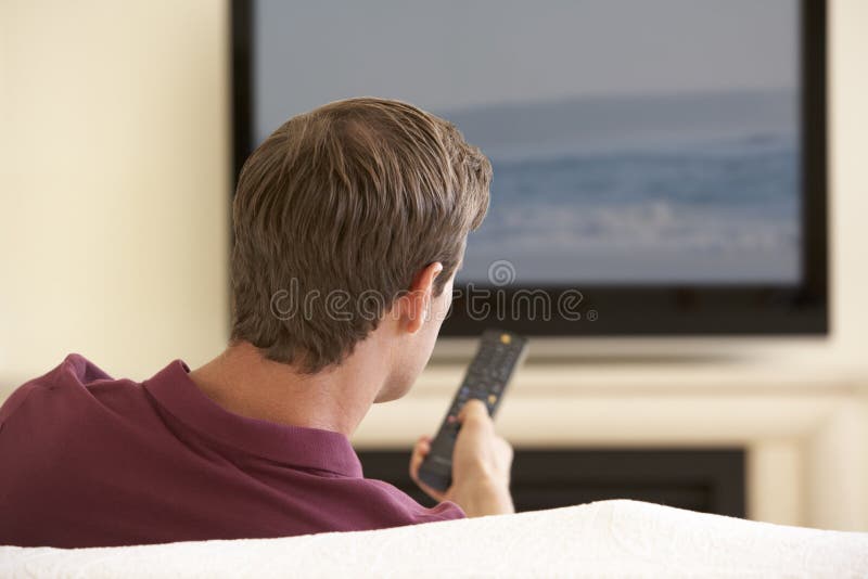 Uomo Che Guarda TV a Grande Schermo a Casa Immagine Stock - Immagine di ...