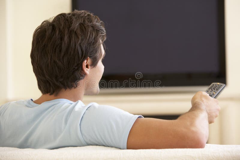 Uomo Che Guarda TV a Grande Schermo a Casa Fotografia Stock - Immagine ...