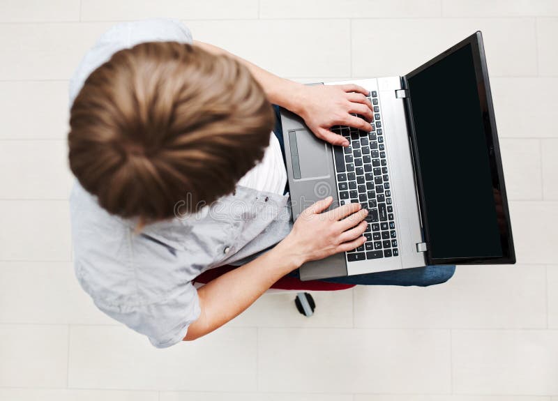 Uomo Che Lavora Al Computer Portatile Fotografia Stock - Immagine di ...