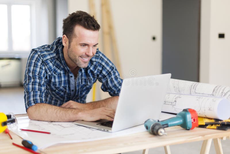 Uomo Che Lavora Al Computer Portatile Immagine Stock - Immagine di ...