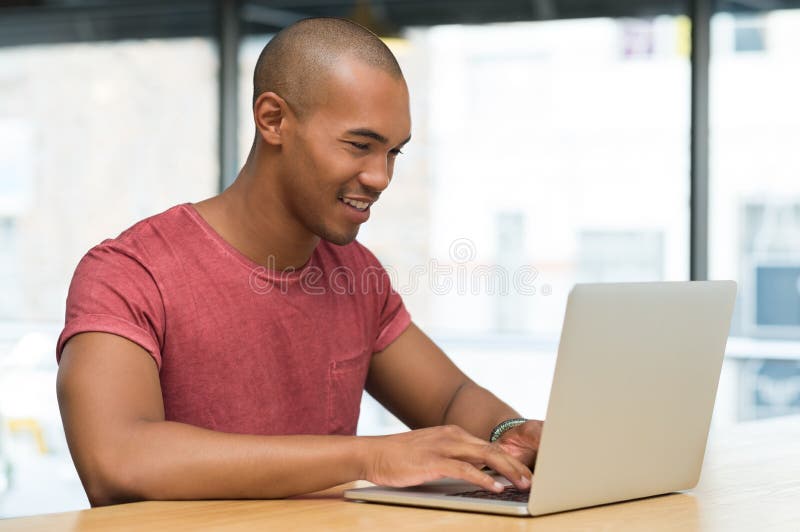 Uomo Che Lavora Al Computer Portatile Fotografia Stock - Immagine di ...