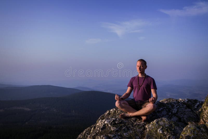 Meditazione Dell'uomo Su Una Roccia Fotografia Stock - Immagine di ...