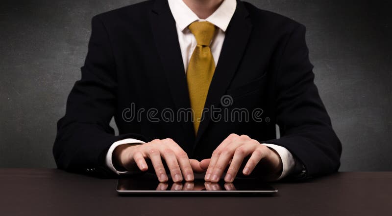 Uomo Che Scrive in Abbigliamento Convenzionale Immagine Stock ...