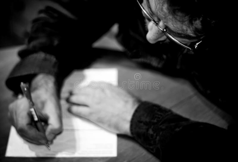 Uomo Che Scrive Una Lettera Fotografia Stock - Immagine di uomo ...