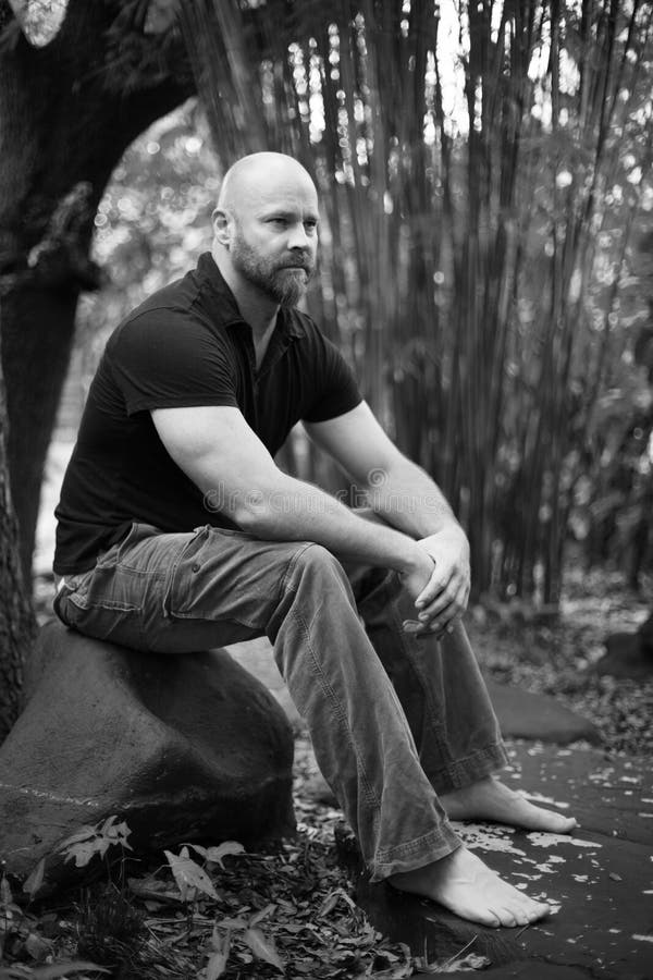 Uomo Che Si Siede Su Una Roccia Immagine Stock - Immagine di caucasico ...