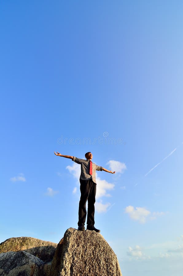 Uomo che sta sulla roccia immagine stock. Immagine di libertà - 39511517