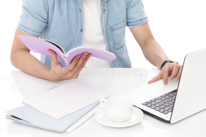 Uomo Che Studia I Libri Ed Il Computer Portatile Di Persona Dura ...