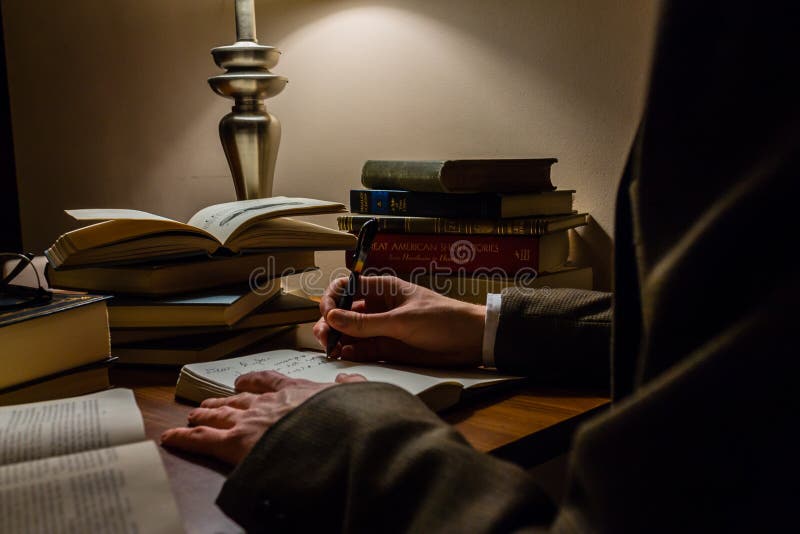 Uomo Che Scrive Una Lettera in Un Giornale Fotografia Editoriale ...