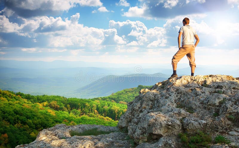 Uomo in cima alla montagna immagine stock. Immagine di scalatore - 55500193