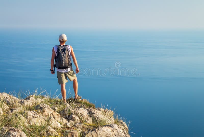 Uomo in cima alla montagna fotografia stock. Immagine di armi - 90298782