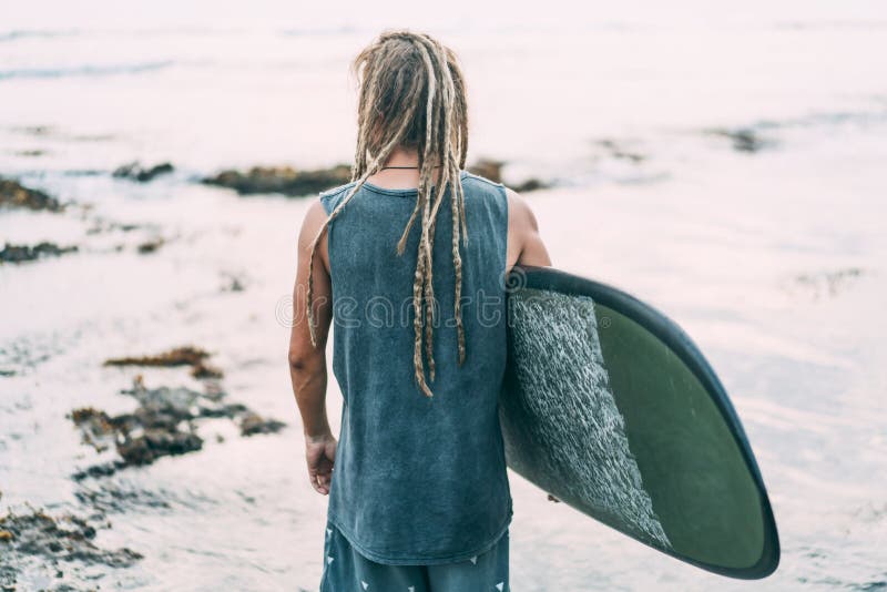 Surfista Di Seduta Con I Tatuaggi, Dreadlocks Vicino Su Fotografia ...
