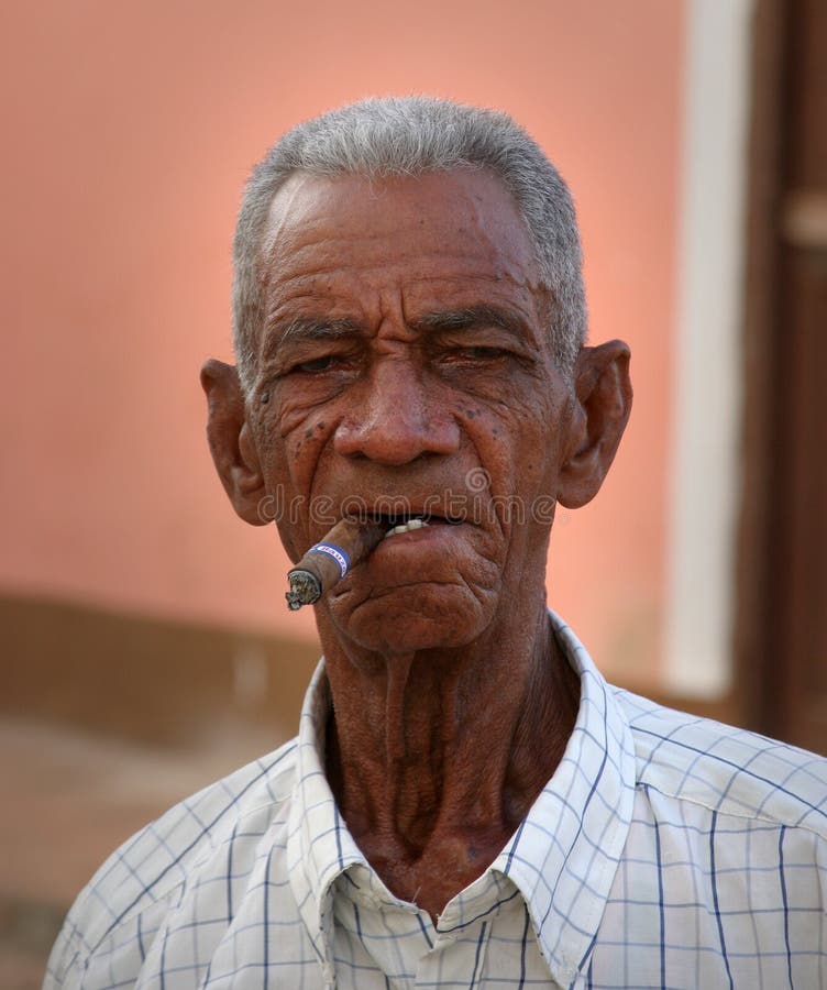 Uomo con il sigaro fotografia editoriale. Immagine di grigio - 20924257