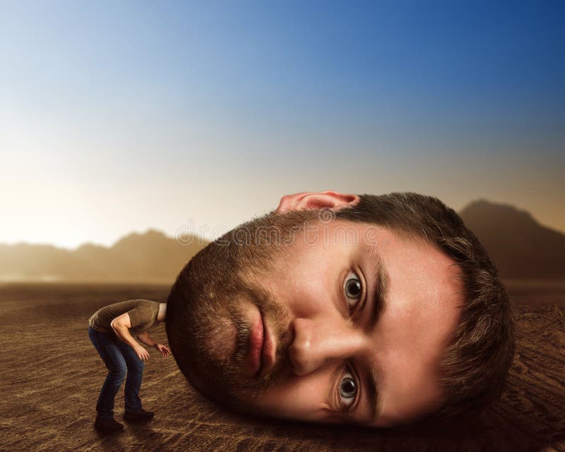 Uomo con la testa enorme immagine stock. Immagine di grande - 63633333