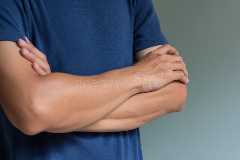 Uomo Con Le Braccia Attraversate Immagine Stock - Immagine di adulto ...