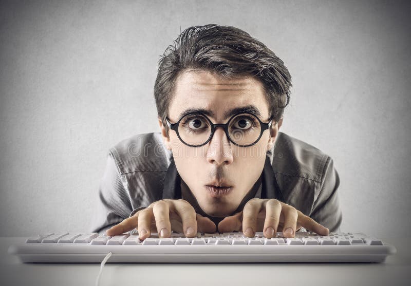 Uomo Confuso Che Scrive Sulla Tastiera Fotografia Stock - Immagine di ...