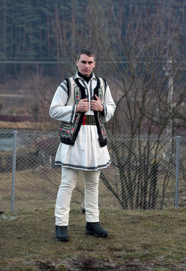 Uomo in Costume Rumeno Tradizionale Immagine Stock - Immagine di ...