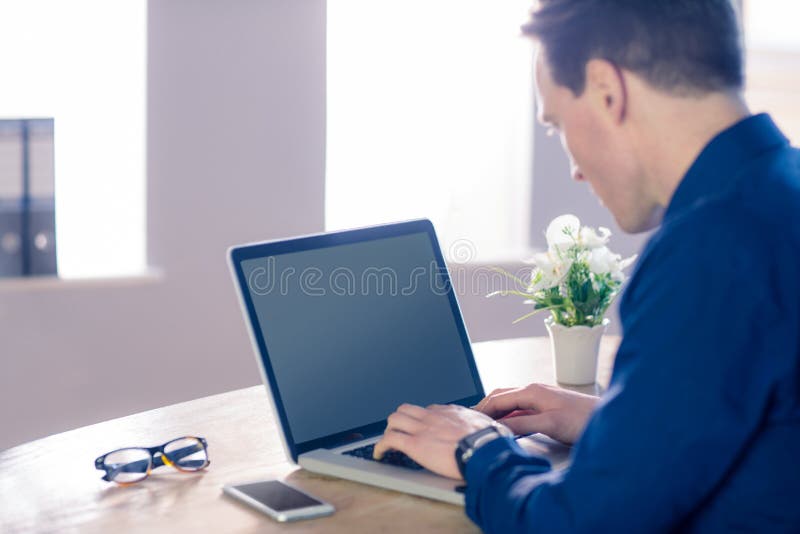 Uomo D'affari Che Digita Sul Suo Computer Portatile Immagine Stock ...