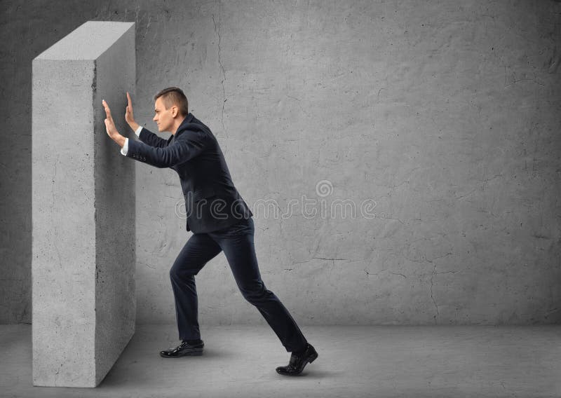 Uomo D'affari Che Spinge Un Muro Di Cemento Immagine Stock - Immagine ...