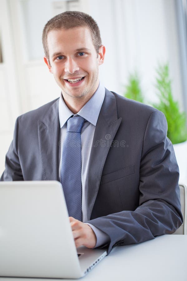 Uomo D'affari Sorridente Sitting Al Suo Computer Portatile Fotografia ...